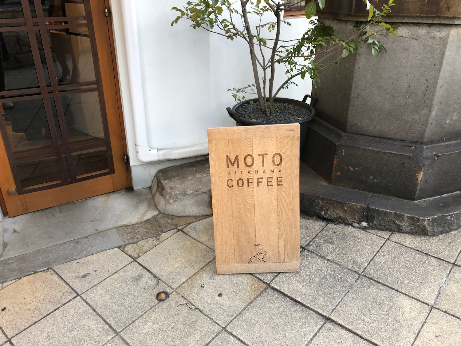 MOTO COFFEE（大阪・中央区・北浜）- 世界のコーヒースタンドの歩き方 – The Keny Press